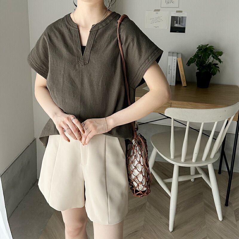 日本 Classical Elf - 2WAY棉麻透氣小V領落肩短T-米杏｜媽咪愛