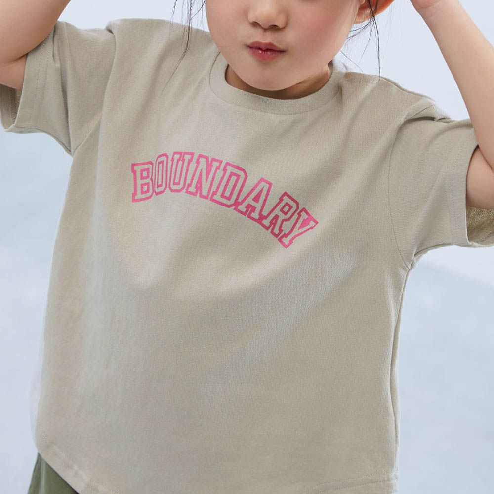 日本 devirock - 100%棉 可愛女孩印花短袖上衣-英文logo-卡其杏｜媽咪愛