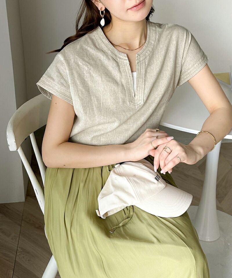 日本 Classical Elf - 2WAY棉麻透氣小V領落肩短T-軍綠｜媽咪愛