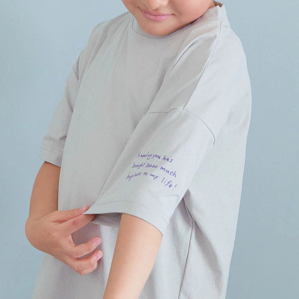 日本 devirock - 抗UV 不易皺速乾印花短袖上衣-袖子logo-淺灰｜媽咪愛