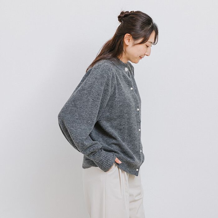 日本 ihuu - 優雅珍珠釦薄針織外套-淺灰｜媽咪愛