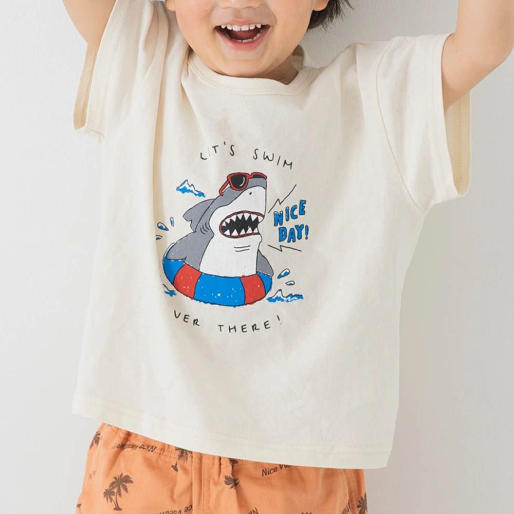 日本 Chil2 - 100%棉 印花柔軟短袖上衣-鯊魚戲水-奶油白｜媽咪愛