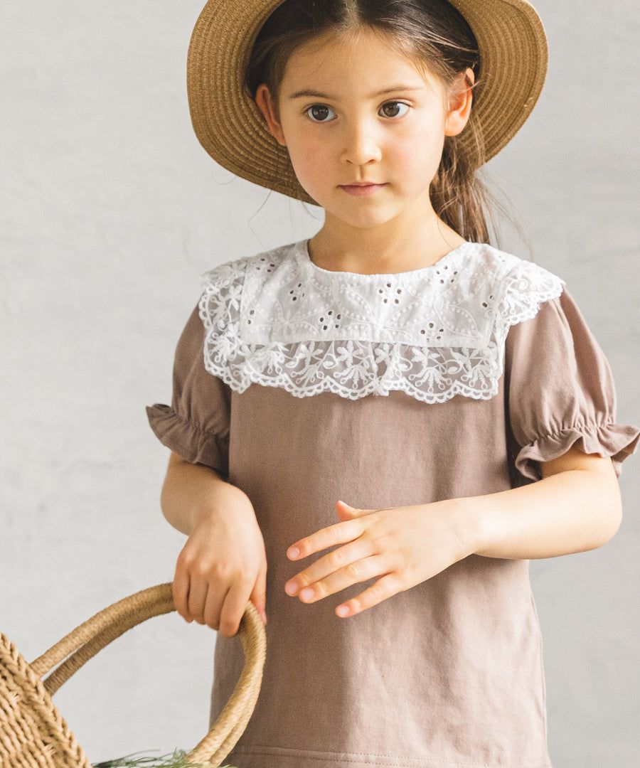 日本 PAIRMANON - 100%柔棉 刺繡蕾絲拼接糖果袖短袖上衣-粉｜媽咪愛