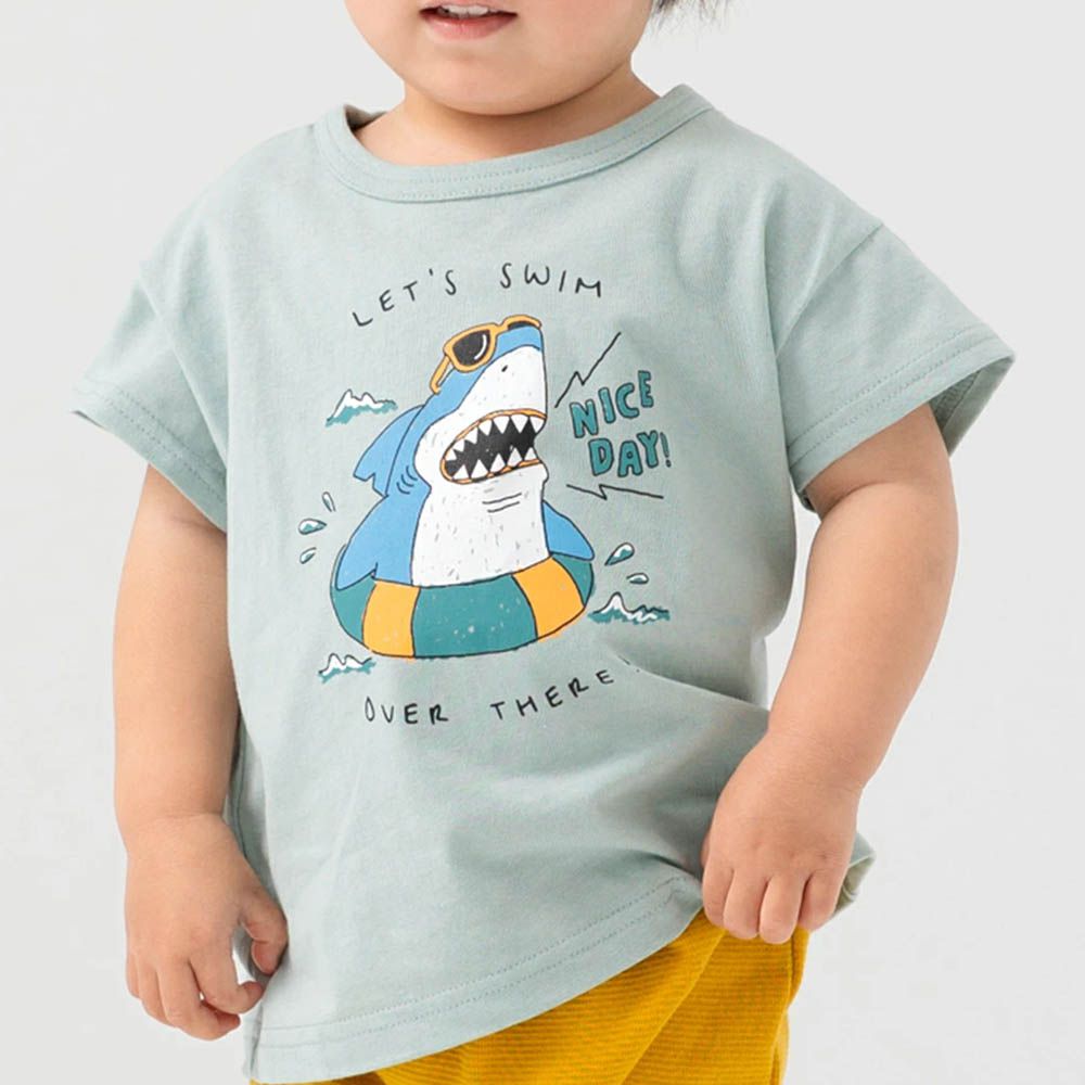 日本 Chil2 - 100%棉 印花柔軟短袖上衣-鯊魚戲水-薄荷綠｜媽咪愛